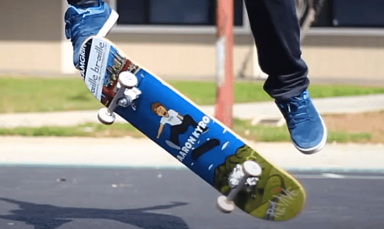 Réussir un kickflip en skateboard